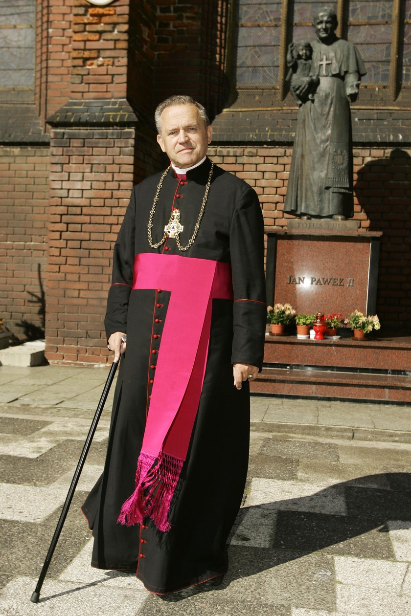 Oskarżany o pedofilię prałat Jankowski z pistoletem. Szokujące zdjęcie