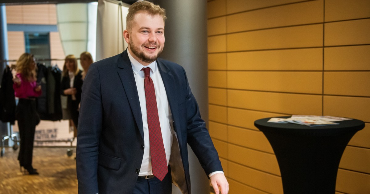 Autor spotu z Auschwitz. Kim jest pupil Jarosława Kaczyńskiego - Wiadomości