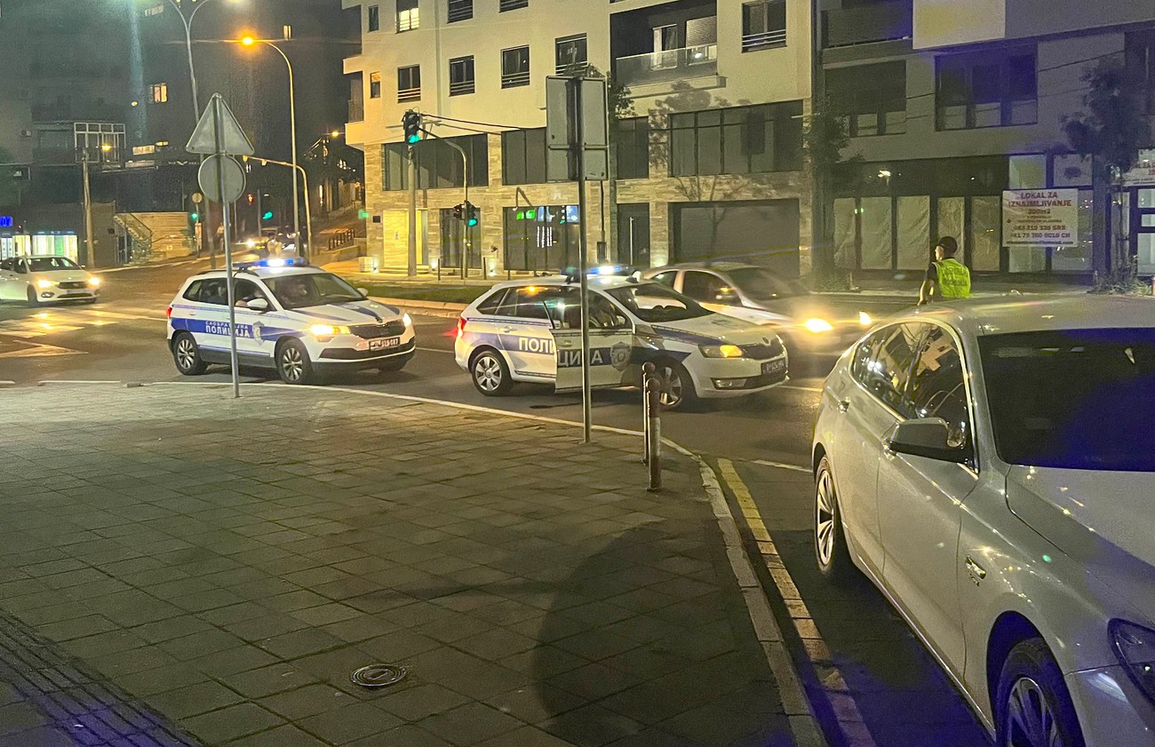 Prve slike sa mesta nesreće u Beogradu: Prelazio je pešački dok je bilo crveno na semaforu - Blic