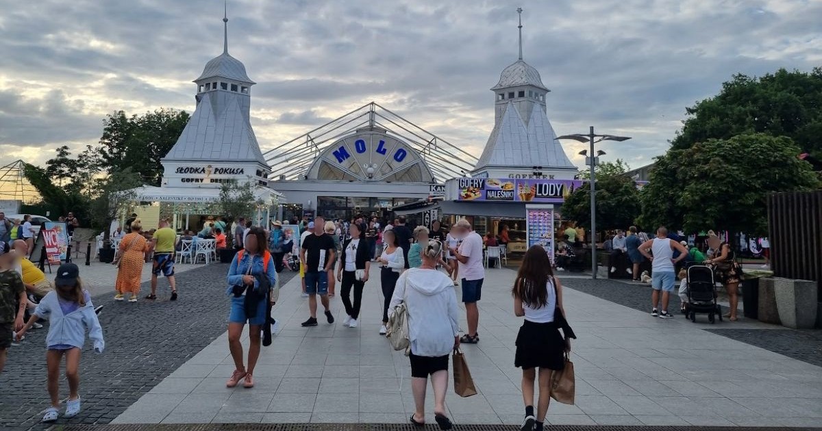 Opisuje wakacje nad polskim morzem. "Chaos, hałas, chamstwo, plac ...