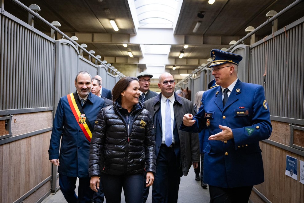 Novák Katalin lóra pattant - fotók - Blikk