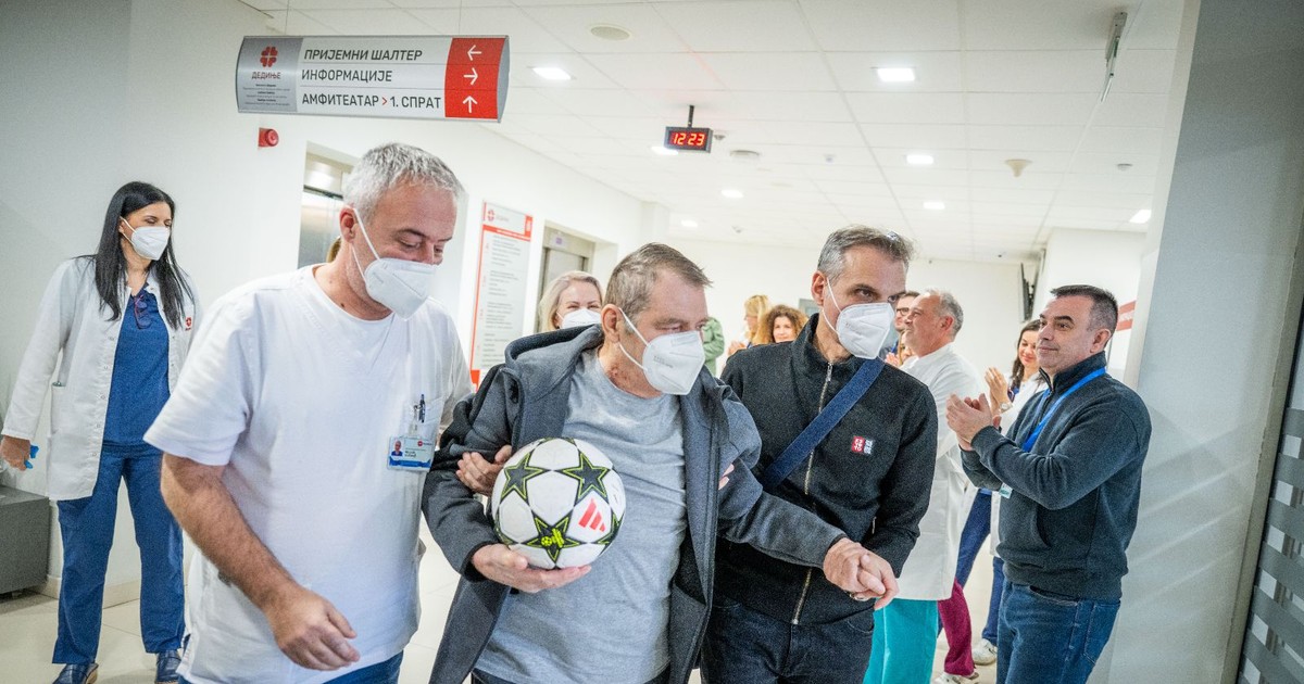 Šestić sa novim srcem napustio Institut "Dedinje": Sa loptom u ruci ispraćen kroz špalir lekara ...