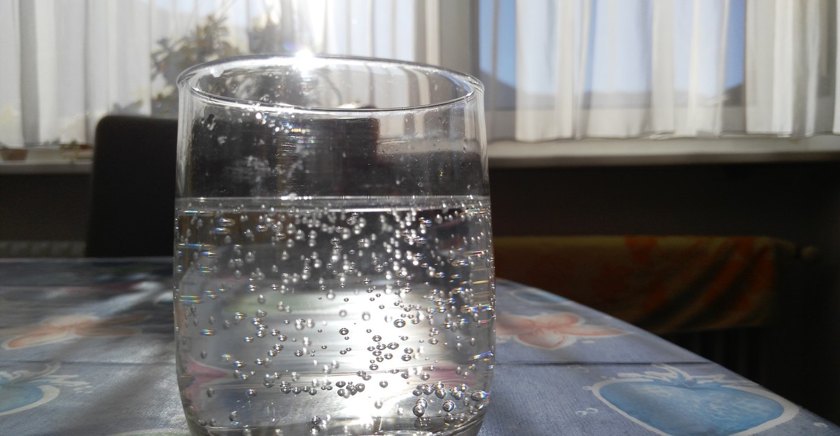 Czy woda gazowana jest zdrowa? Odpowiedź ekspertki