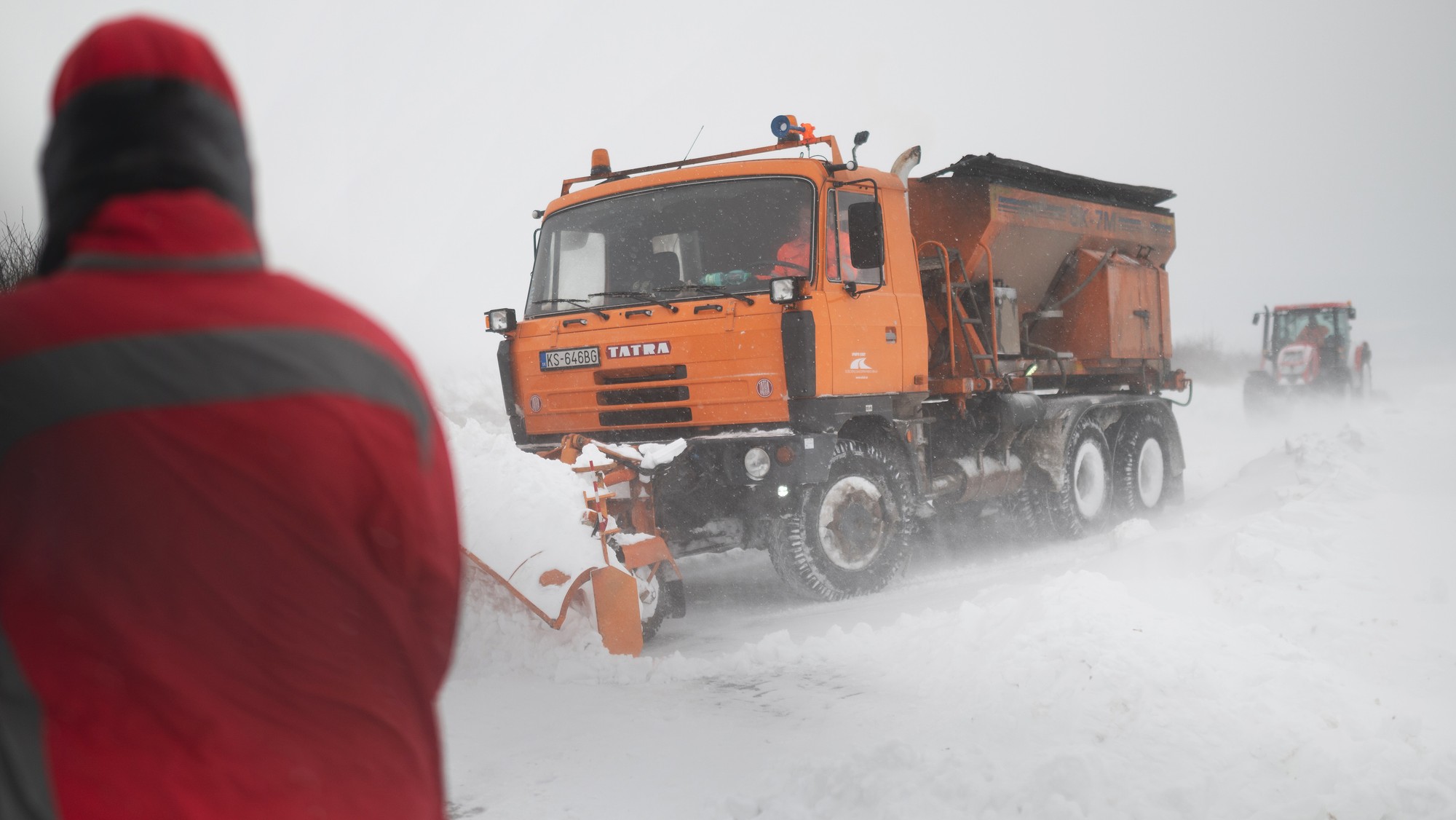 Cestári upozorňujú na zľadovatené vozovky: Vodičov ohrozuje aj snehová ...
