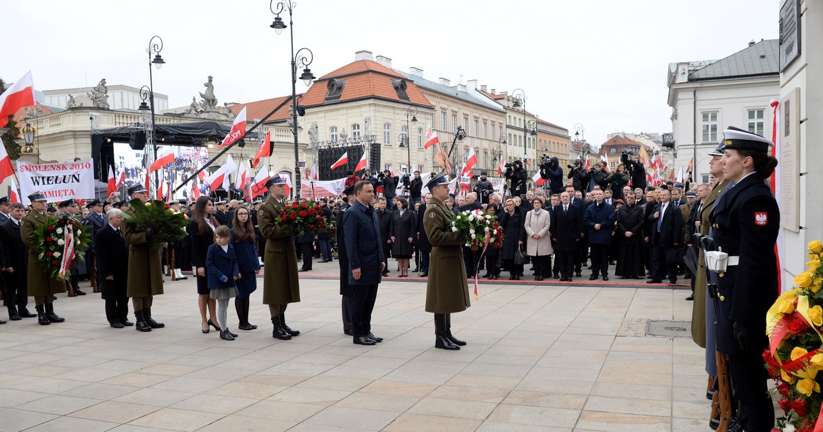 6. rocznica katastrofy smoleńskiej. Pod Pałacem Prezydenckim ...