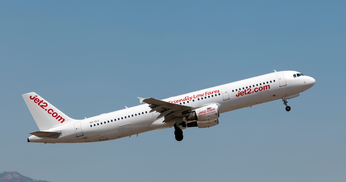 Passengers say they were stuck in a 'boiling' hot plane for over 2 ...