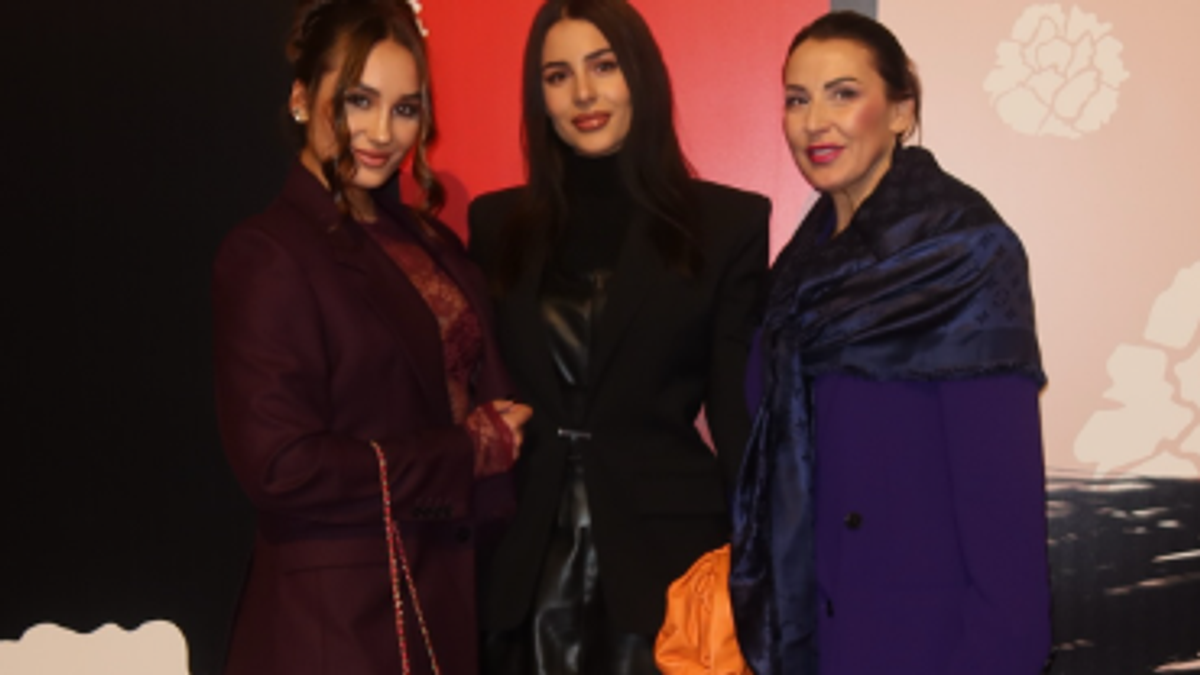 Anastasija Ražnatović na crvenom tepihu u Sevilji sa Oliverom Gudelj i Vanjom: Svi pogledi uprti ...