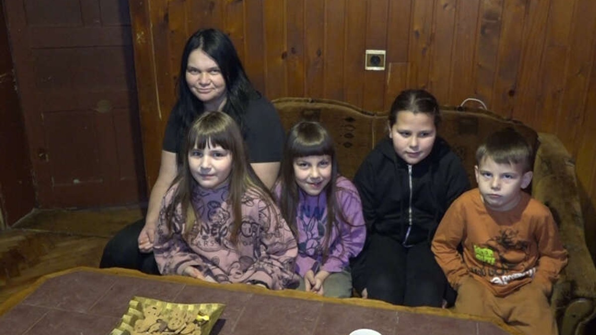 "Snalazim se kako znam i umem" Samohrana majka sa petoro dece preživljava od dečijeg doplatka ...