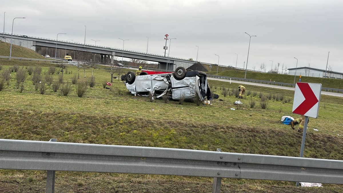 Tragiczny wypadek busa na autostradzie A2. Jest ofiara śmiertelna i ... Tragiczny wypadek busa na autostradzie A2. Jest ofiara śmiertelna i ...