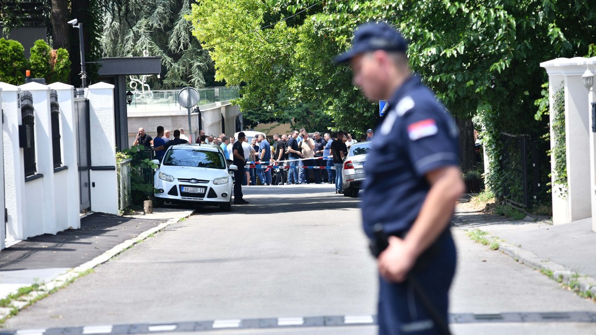 Haos kod ambasade Izraela u Beogradu: Pripadnik Žandarmerije pogođen samostrelom, napadač ubijen ...