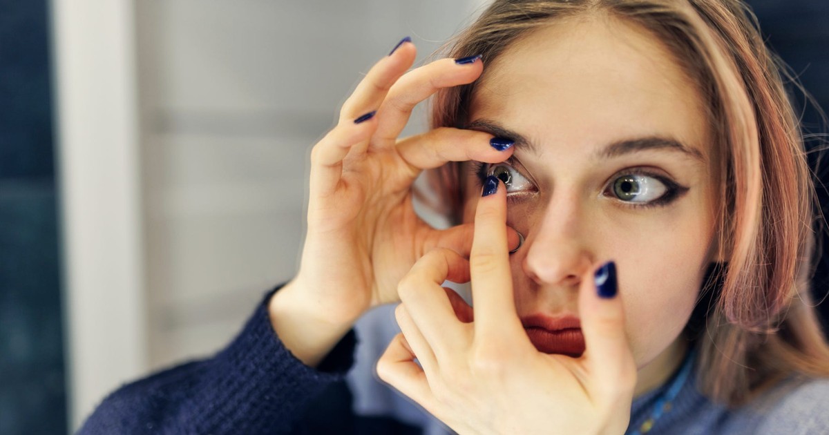 A 25-year-old almost lost her eye after an itchy contact lens turned ...