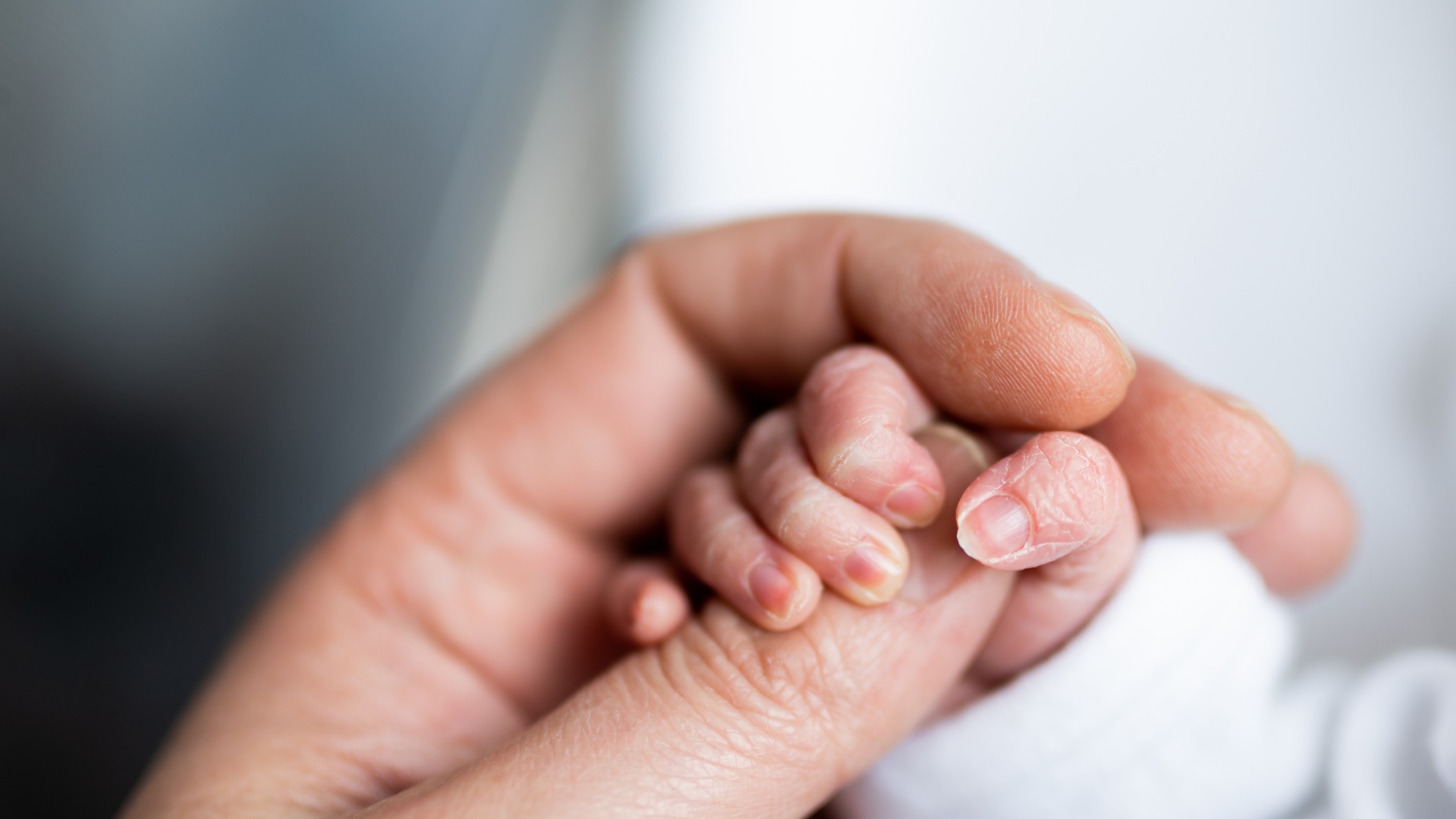 Csodálatos gólyahír! Megszületett a magyar énekesnő második babája, és ...