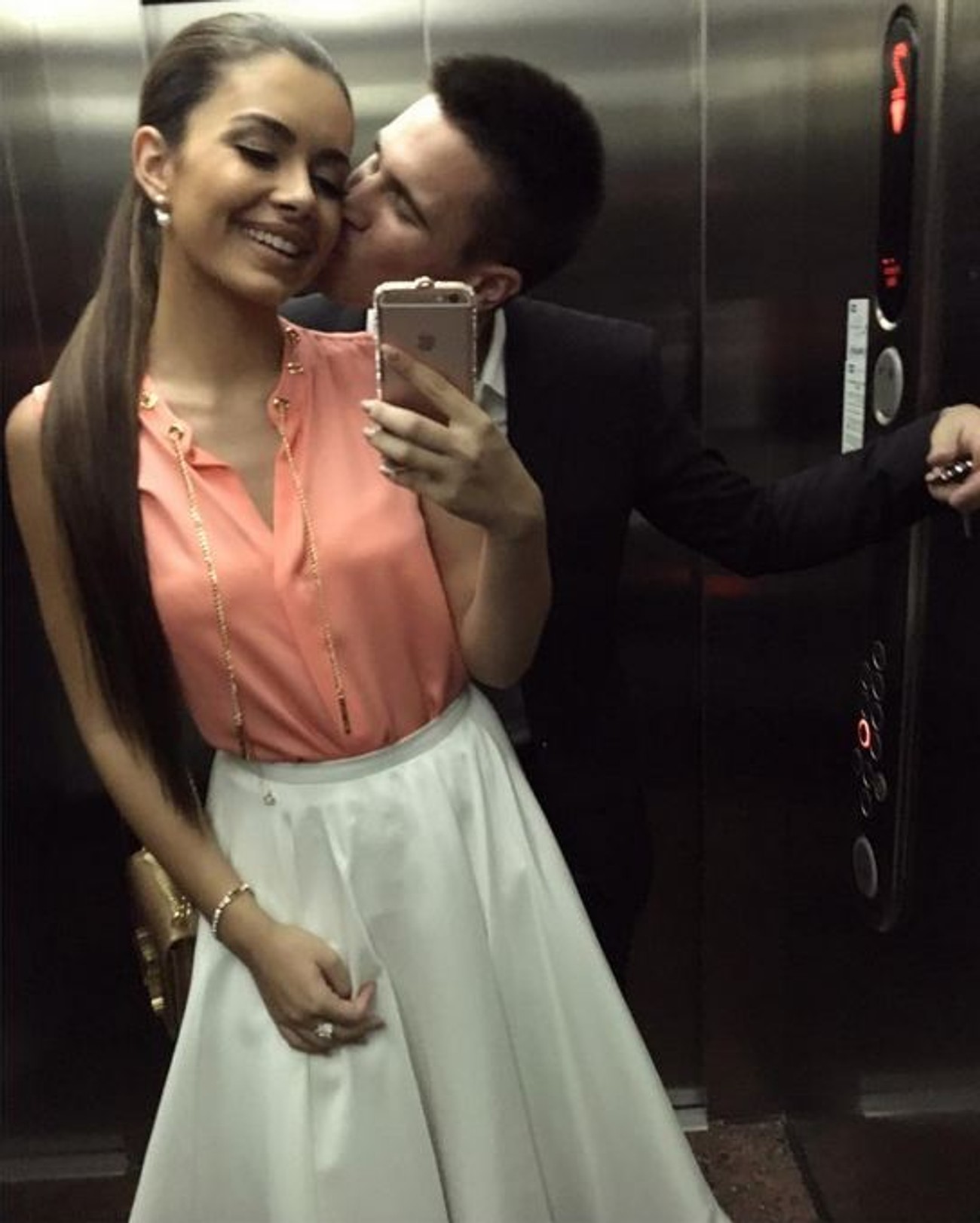 GOLA LEĐA, GOLA GUZA Đokovićeva draga iznenadila veoma provokativnom ...