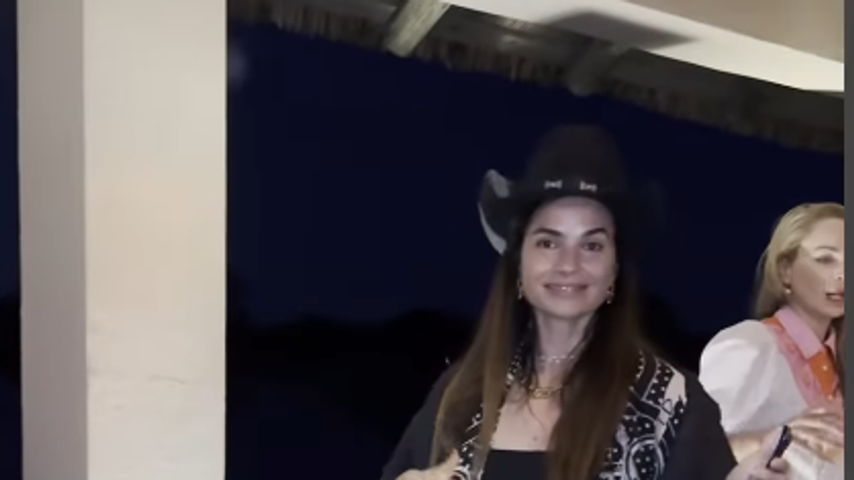 Svi gledaju u novogodišnji stajling Marije Karan, obukla skroz providne ...