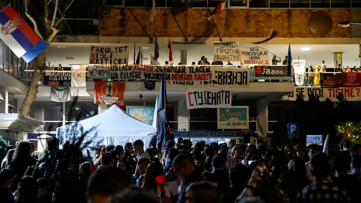 Nastavljena blokada RTS: Dnevnik 2 emitovan sa nepoznate lokacije, studenti i građani i dalje ...