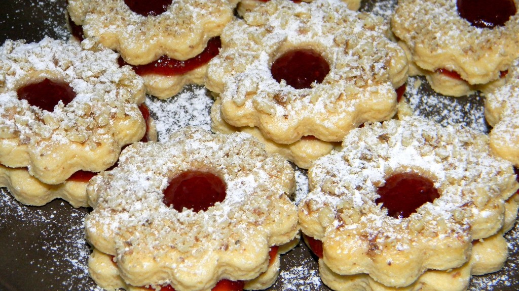 Diós linzerkarika szilvalekvárral - ezt mindenképpen ki kell ...