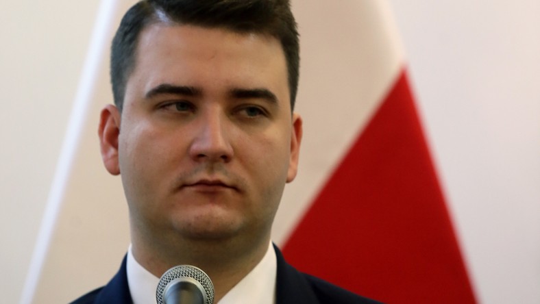 Misiewicz nie będzie już rzecznikiem MON? W resorcie panuje spore ...