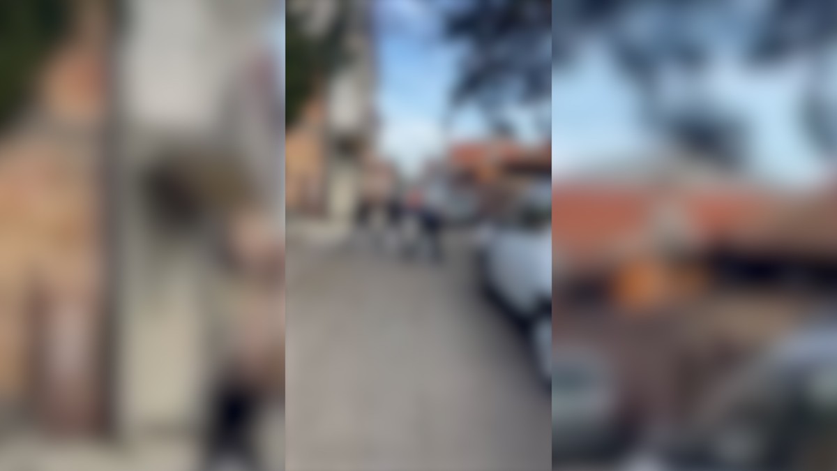 (Video) Žestoka tuča tinejdžera na Dušanovcu: Sevale pesnice, jedan potegao letvu - Blic