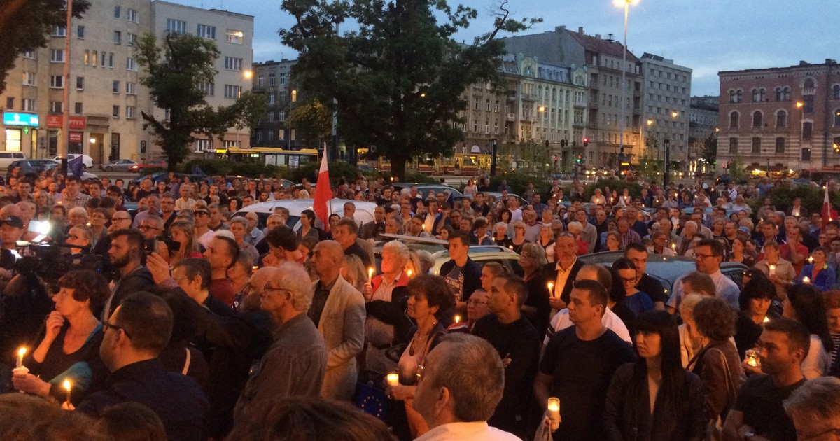 Łódź: ponad tysiąc osób na proteście w obronie wolnych sądów - Wiadomości Łódź: ponad tysiąc osób na proteście w obronie wolnych sądów - Wiadomości
