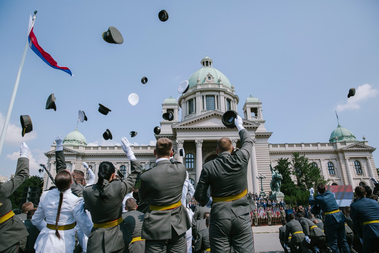 ŠAPKE U VAZDUH, PA POLJUPCI Pogledajte kako je izgledala današnja ...