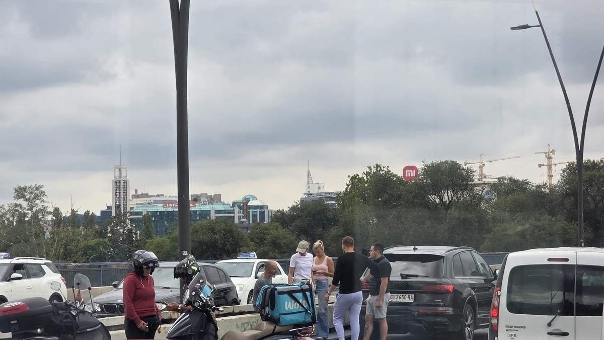 Sudar na Brankovom mostu u smeru ka Novom Beogradu, stvaraju se gužve - Blic