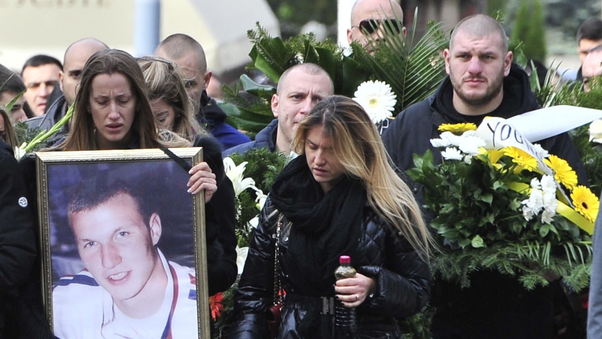 SAHRANJEN SALE MUTAVI Uprava "Partizana" i fudbaleri na poslednjem ...