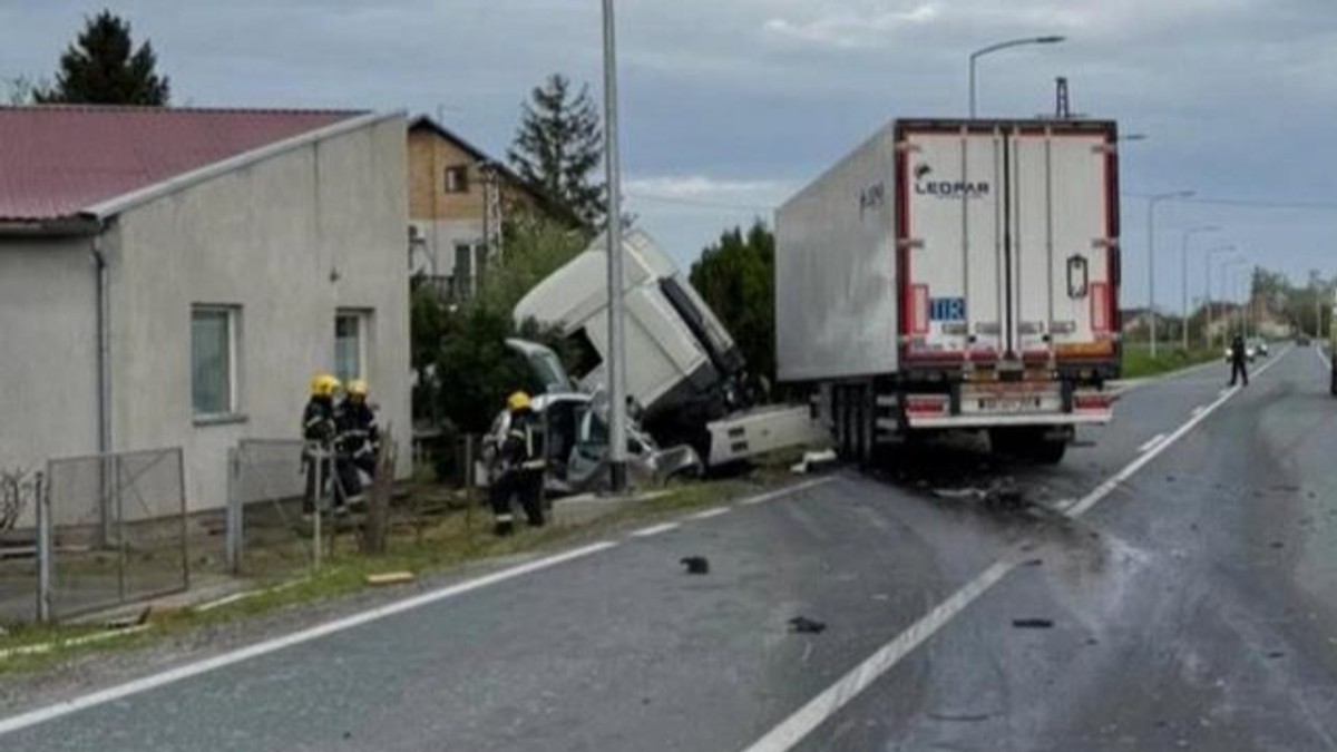 Dve osobe poginule kod Čelareva u sudaru kamiona i automobila - Blic