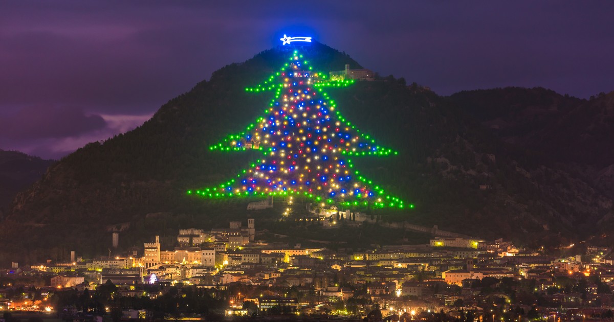 Największa na świecie choinka we włoskim Gubbio - Podróże