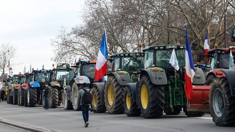 Obietnice francuskiego rządu nie pomogły. Rolnicy kontynuują strajk ...