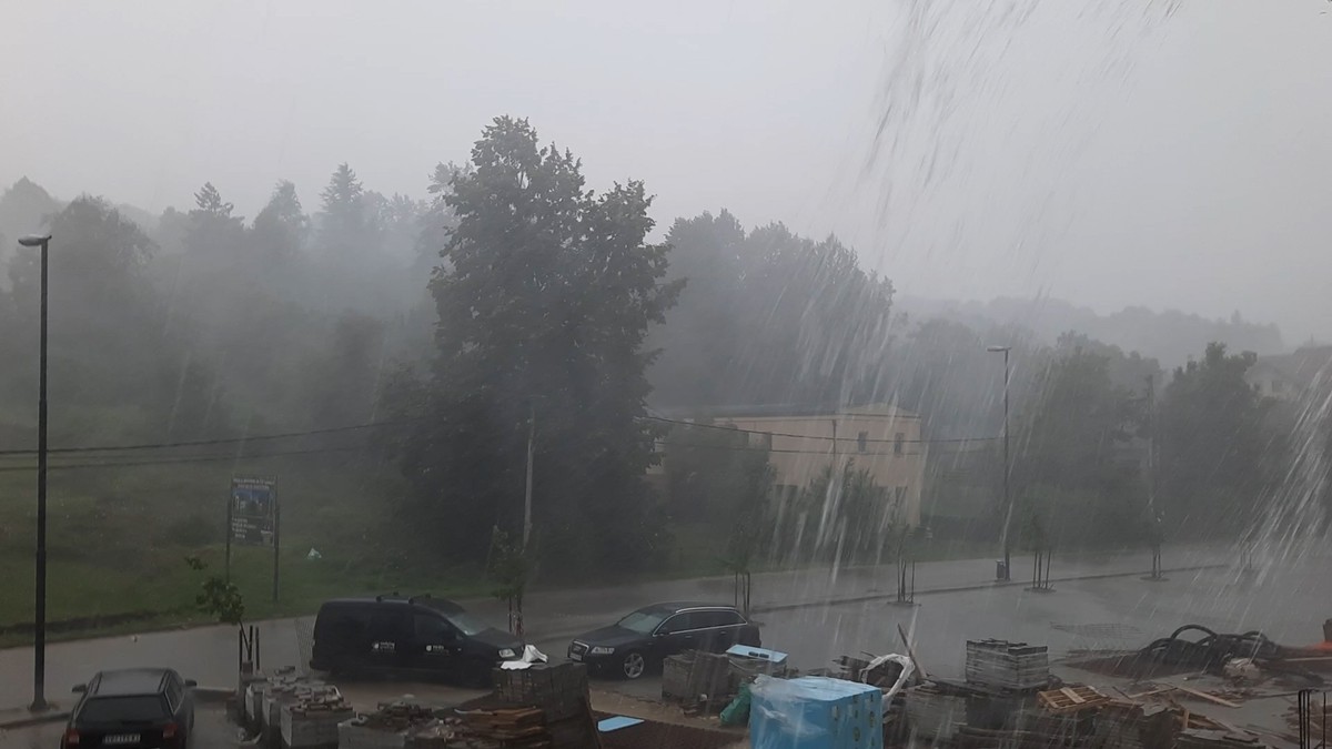 Lije kao iz kabla, pada grad, vetar nosi sve pred sobom: Jaka oluja ...