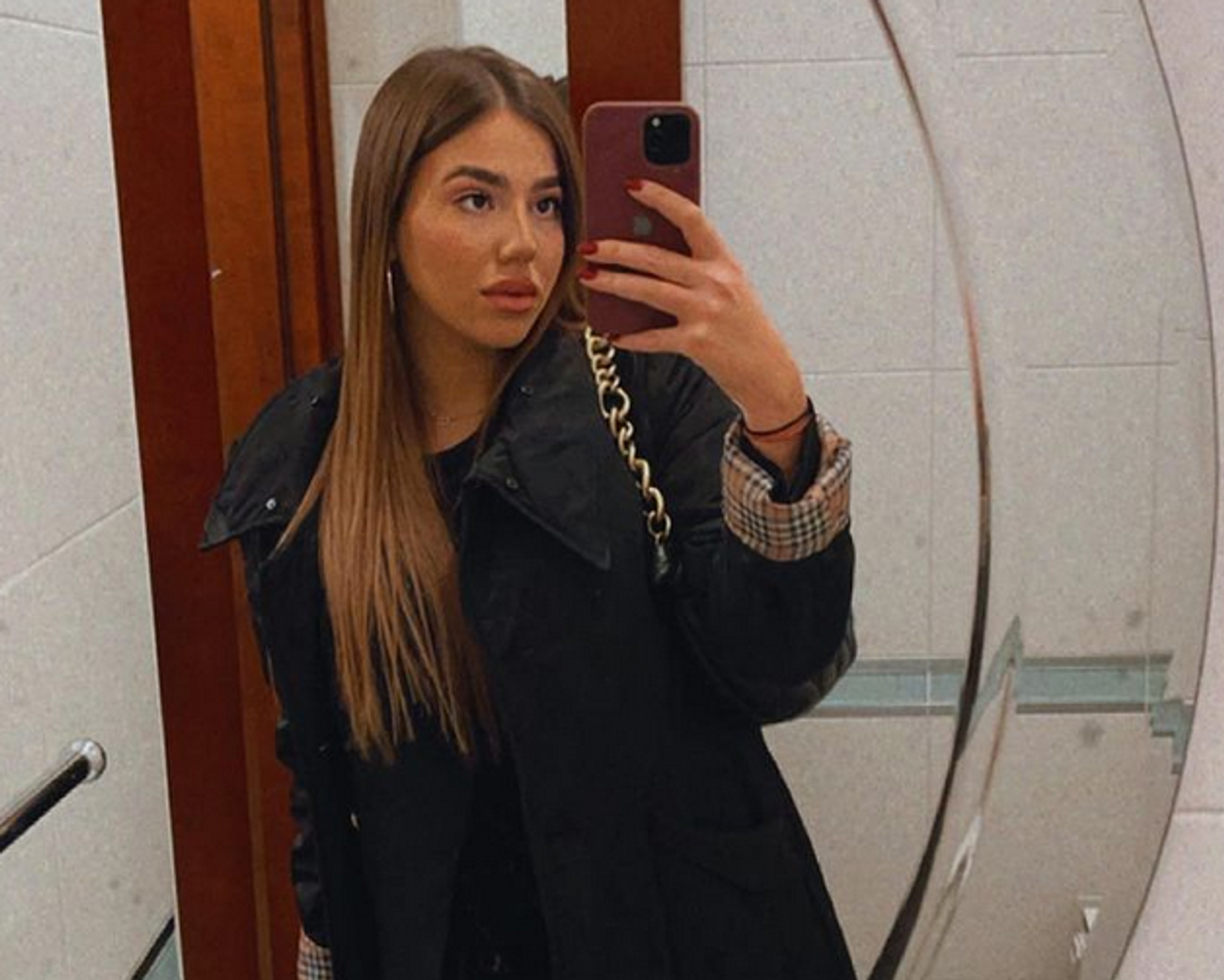 ČOLINA ĆERKA OKRUŽENA SUVIM LUKSUZOM Jahta, mini haljina i zgodne noge ...