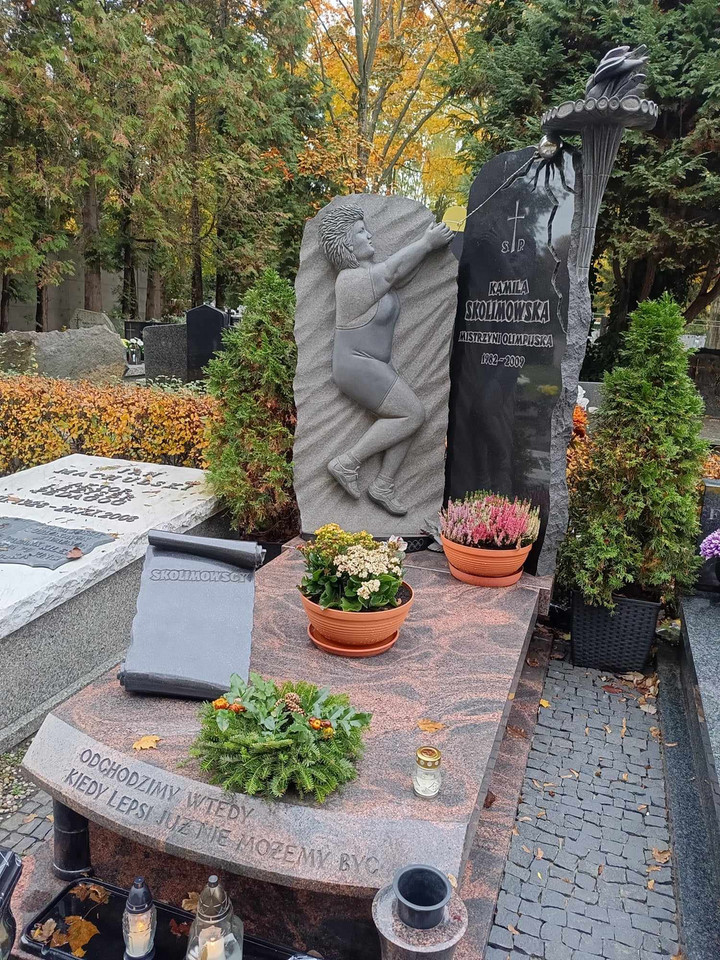 Warszawskie Powązki. Groby Woźniaka-Staraka, Kory i nie tylko - Kobieta