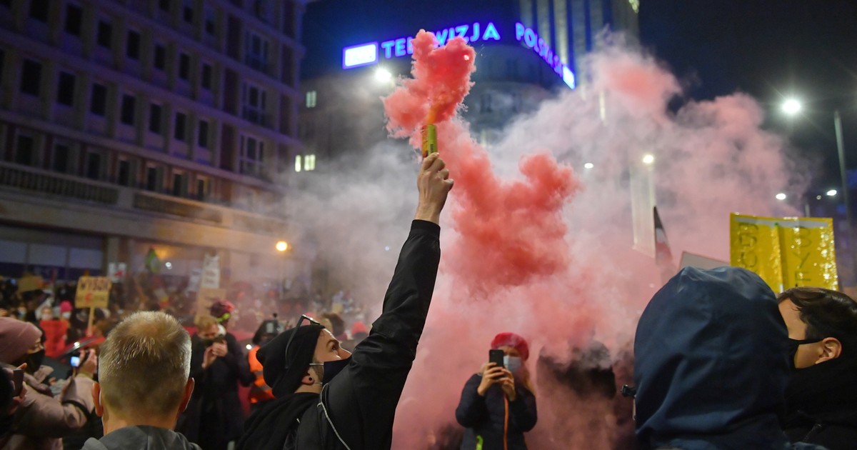 Protest przed TVP. Policja użyła gazu. Co się wydarzyło? | Newsweek