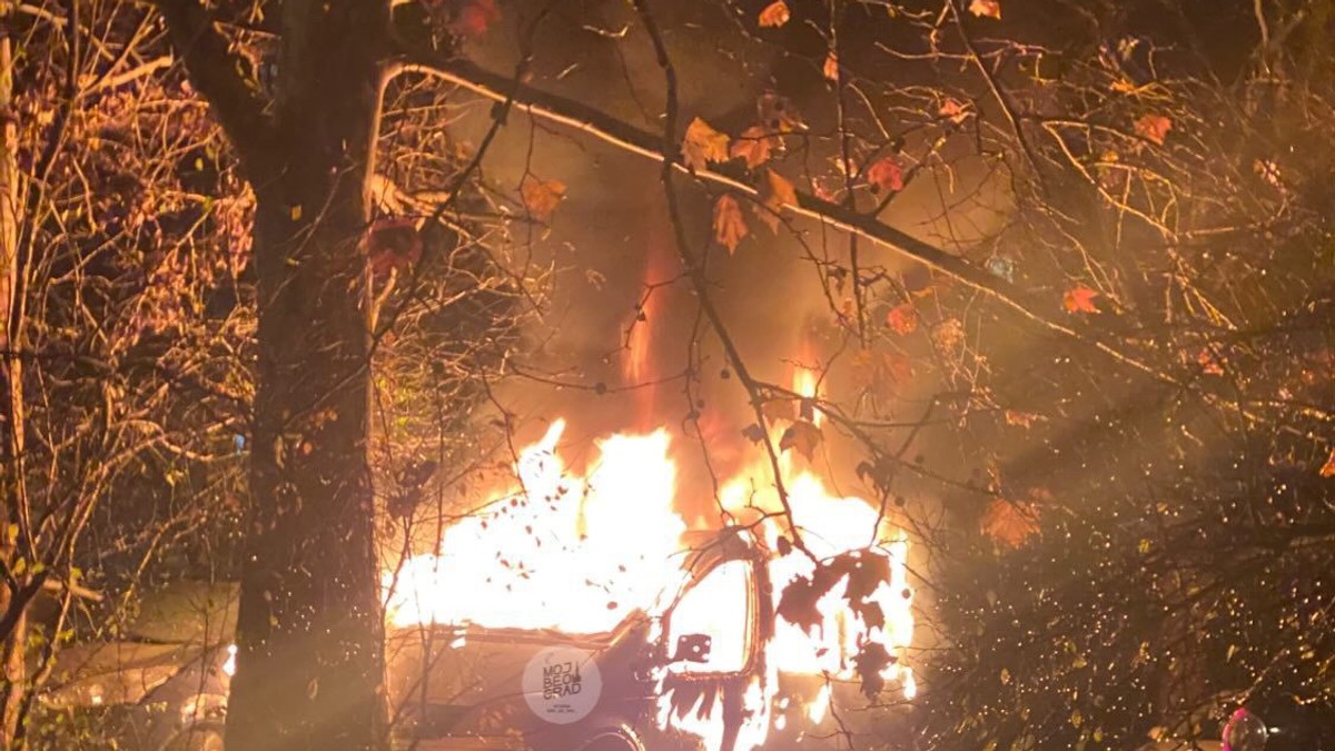 Gori automobil na Banjici: Vatra progutala mercedes, vatrogasci na terenu - Blic