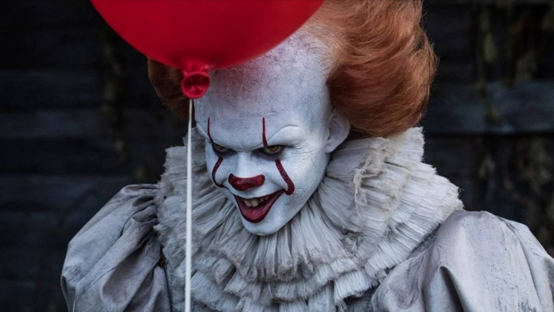 "To 2". Zdjęcia klauna Pennywise z planu horroru - Noizz