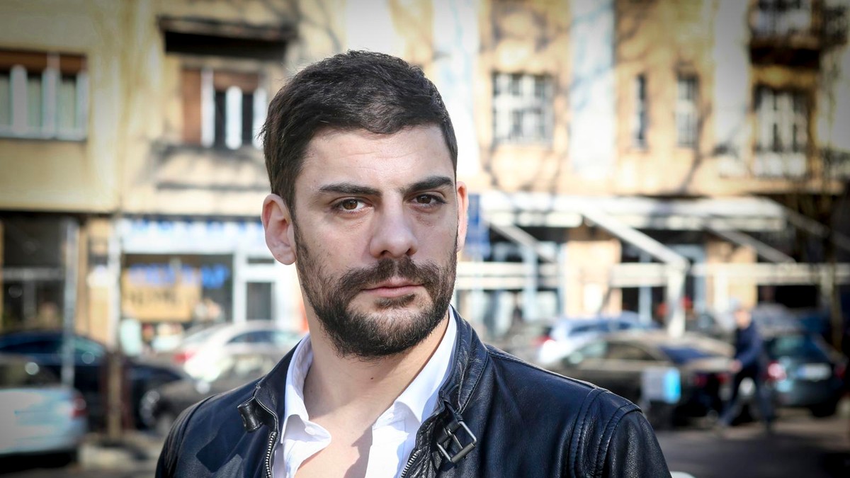 Glumac Milan Marić podelio fotografiju bez majice iz kuće na plus 40 - Blic