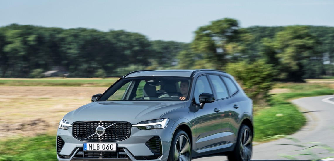 VOLVO XC 40 XC 40 MILD HYBRID 536 Momentum Pro Getr B4 197KM 145KW ...