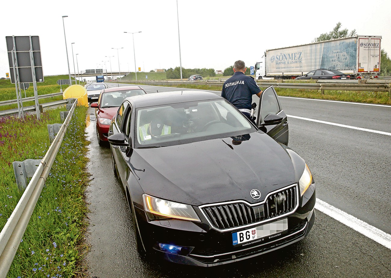 DIVLJAČKA VOŽNJA NA AUTO-PUTU "Presretači" zaustavili BMW i "mercedes ...