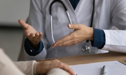 Nietypowy objaw raka płuc. Pojawia się na palcach i paznokciach. To tzw ...