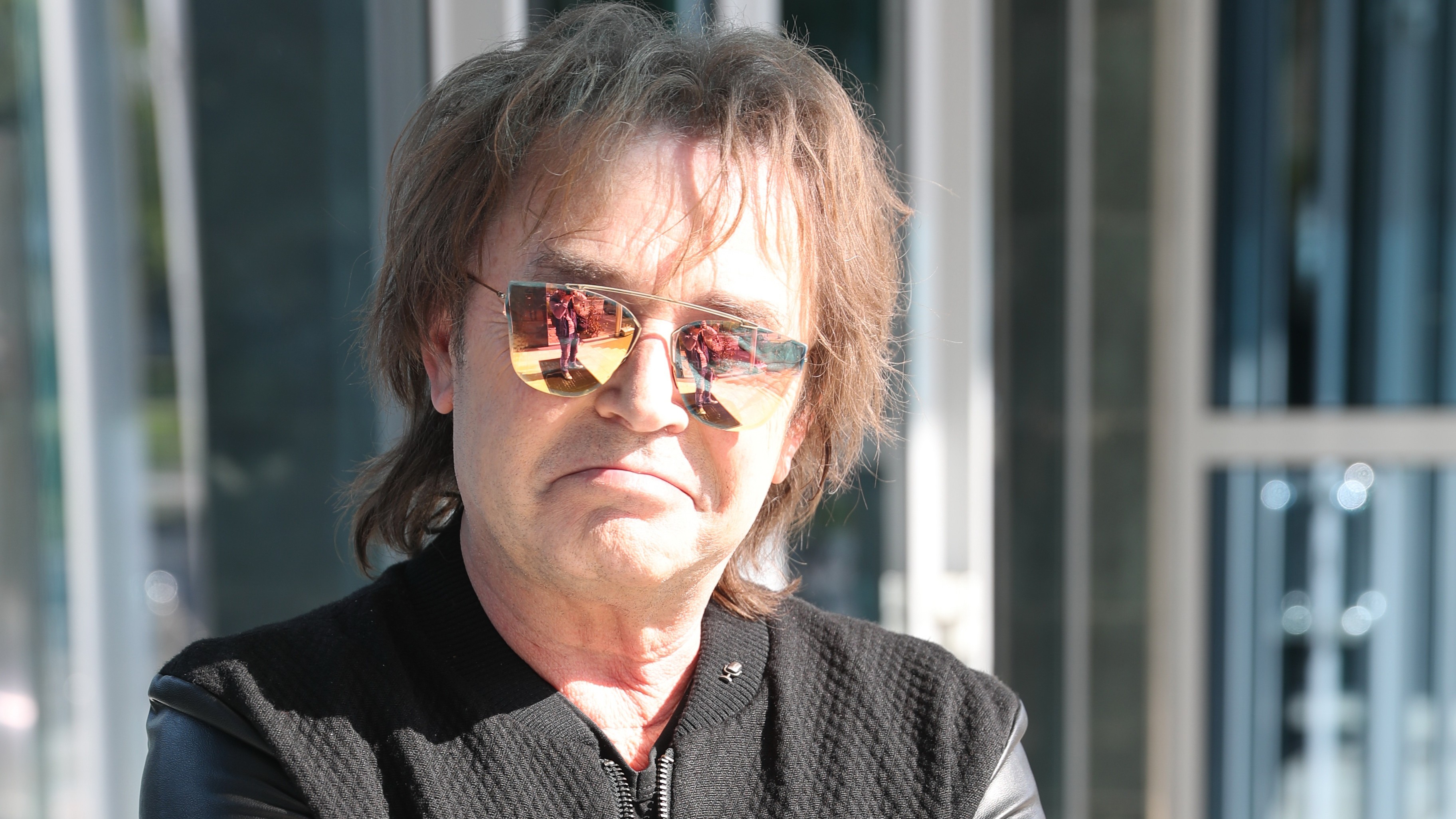 Szikora Robi nem kisnyugdíjas, beszélt arról, milyen színvonalon él ...