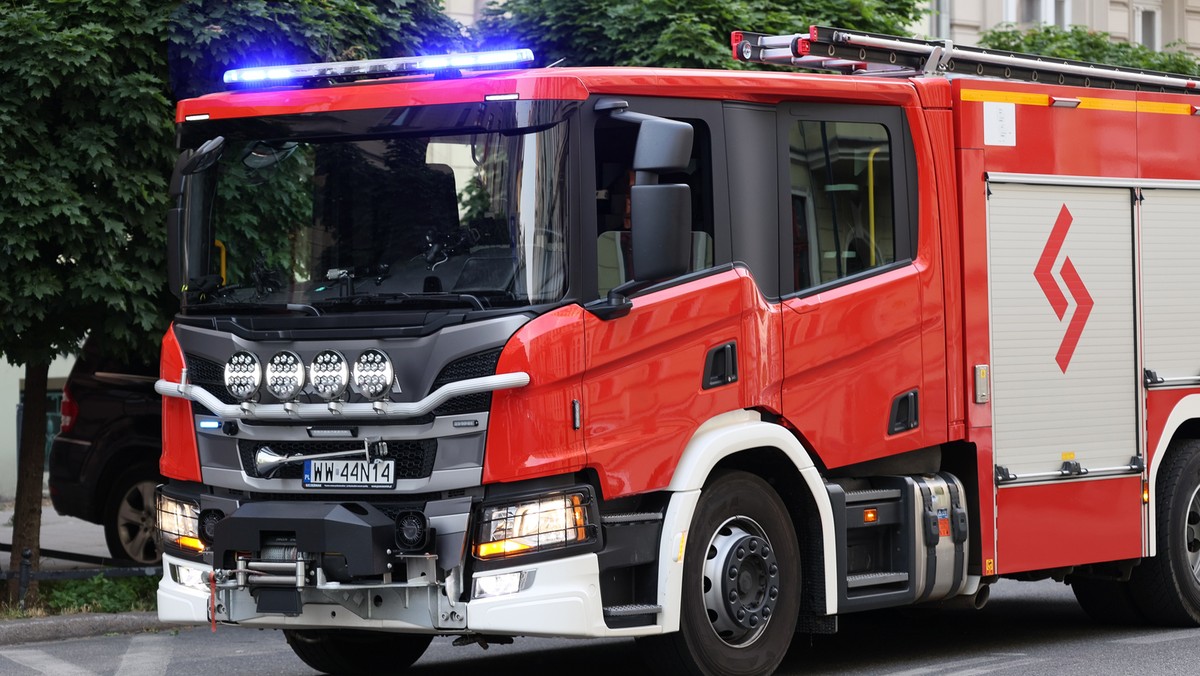 Groźny wypadek. Bus wbił się w dom, w środku była matka z trójką dzieci ... Groźny wypadek. Bus wbił się w dom, w środku była matka z trójką dzieci ...