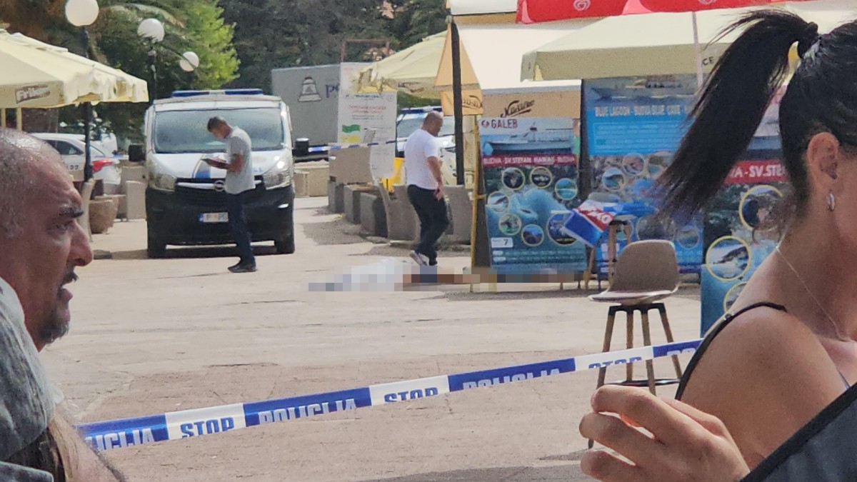 (Foto, video) prve slike sa mesta ubistva u budvi: Tela oca i sina prekrivena na plaži: Upucao ...