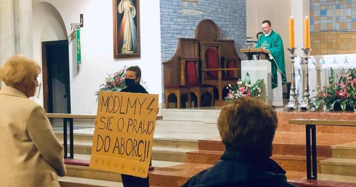 Strajk Kobiet manifestuje dziś w kościołach - Noizz