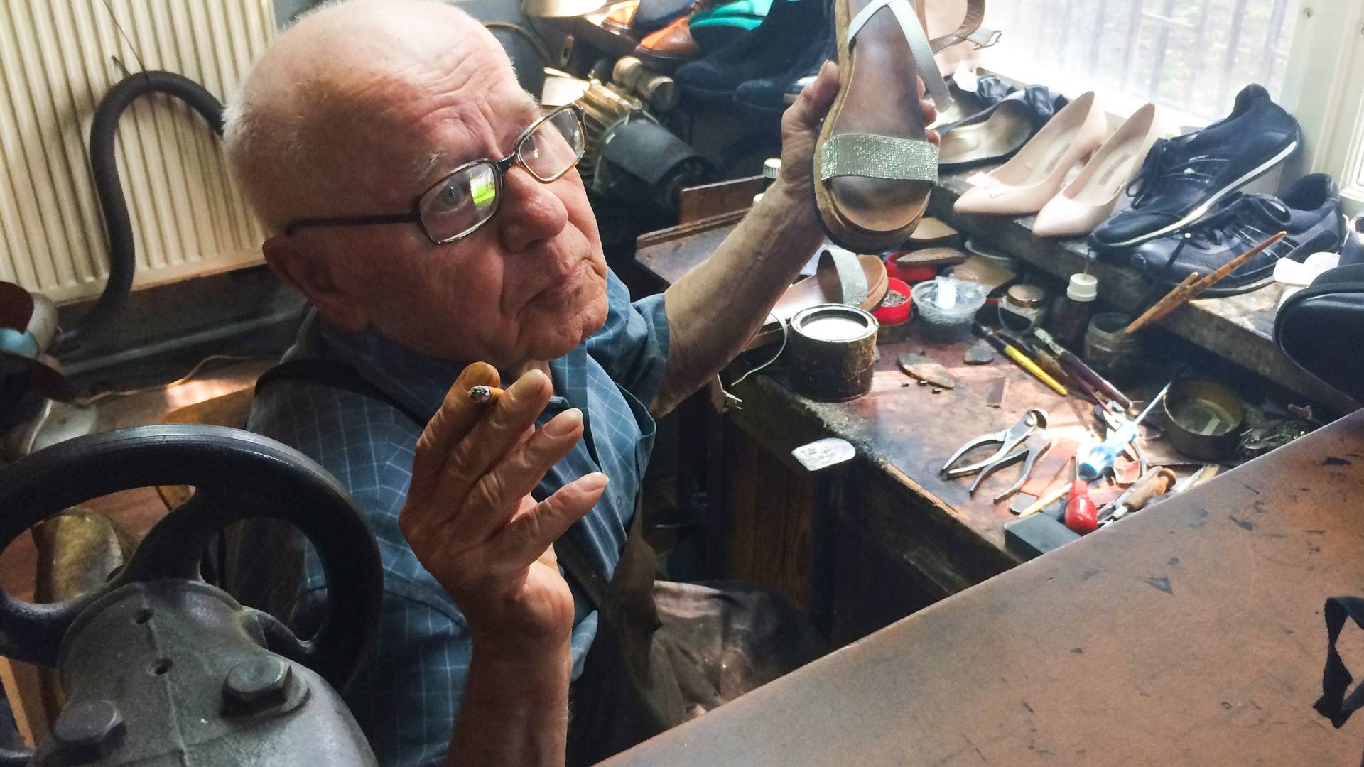 Najstarszy szewc Adam Janasz z ulicy Śniadeckich w Warszawie - Noizz