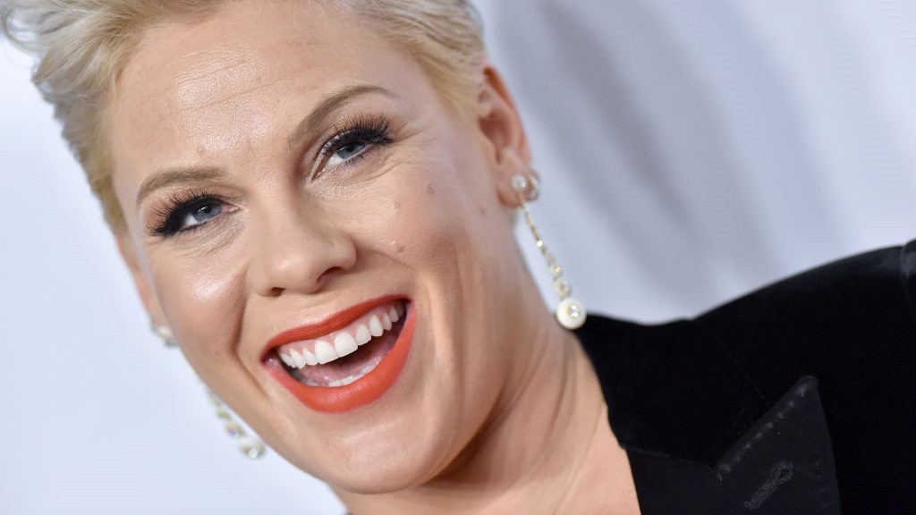 Pink meztelen fotókkal árasztotta el a közösségi médiát, és ehhez ...