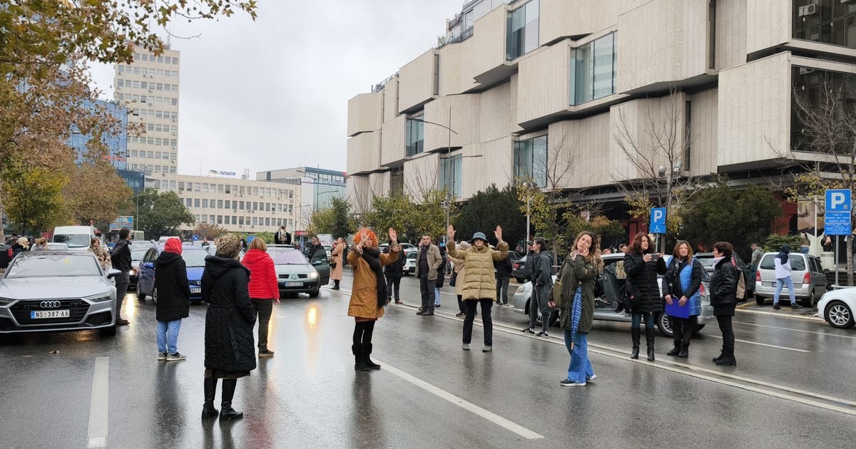 Novi Sad je stao na 14 minuta: Građani se okupili ispred Železničke ...