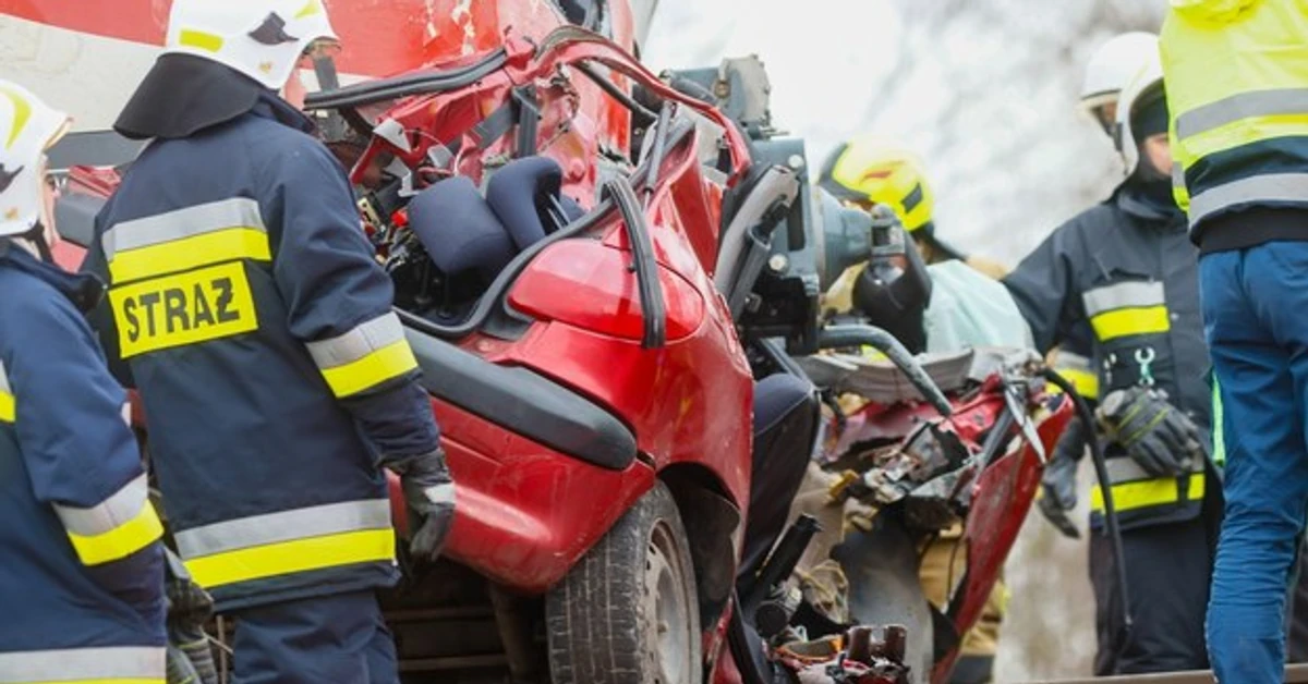 Tragiczny wypadek na przejeździe kolejowym. Nie żyje 25-latek - Dziennik.pl