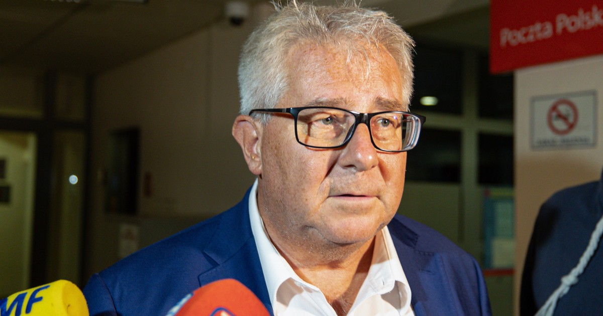 Są zarzuty dla Ryszarda Czarneckiego i jego żony. "Przyjęcie korzyści majątkowej" - Wiadomości