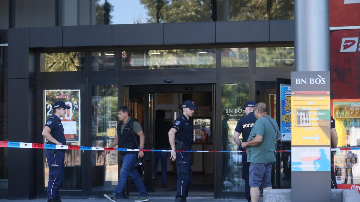 Prvi snimci sa mesta pada plafona u tržnom centru u Zemunu - Blic