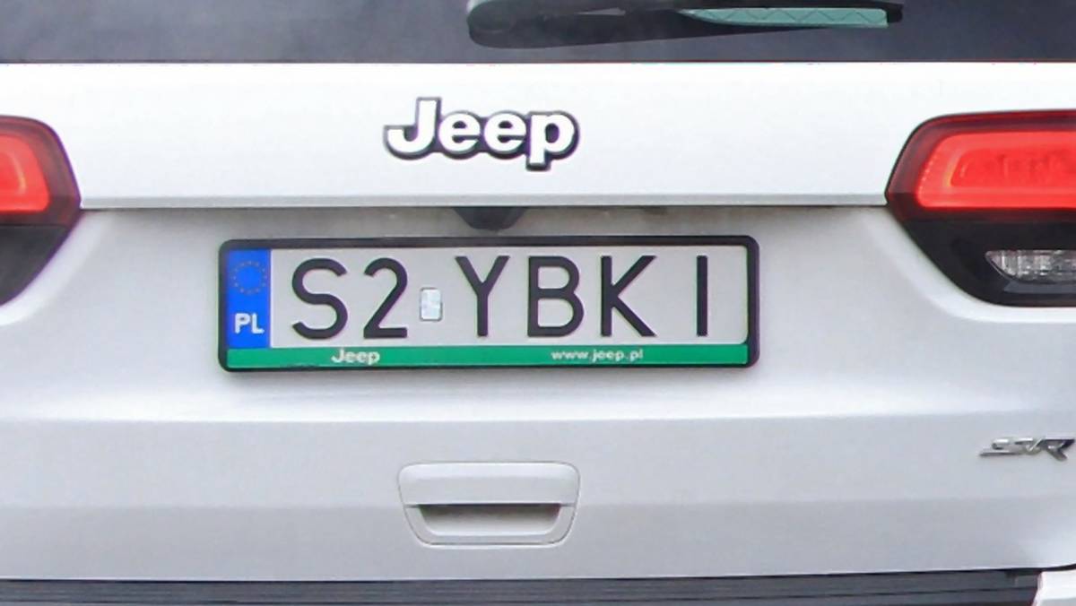 Gdzie kupić ramki do tablic rejestracyjnych i jak je zamontować?